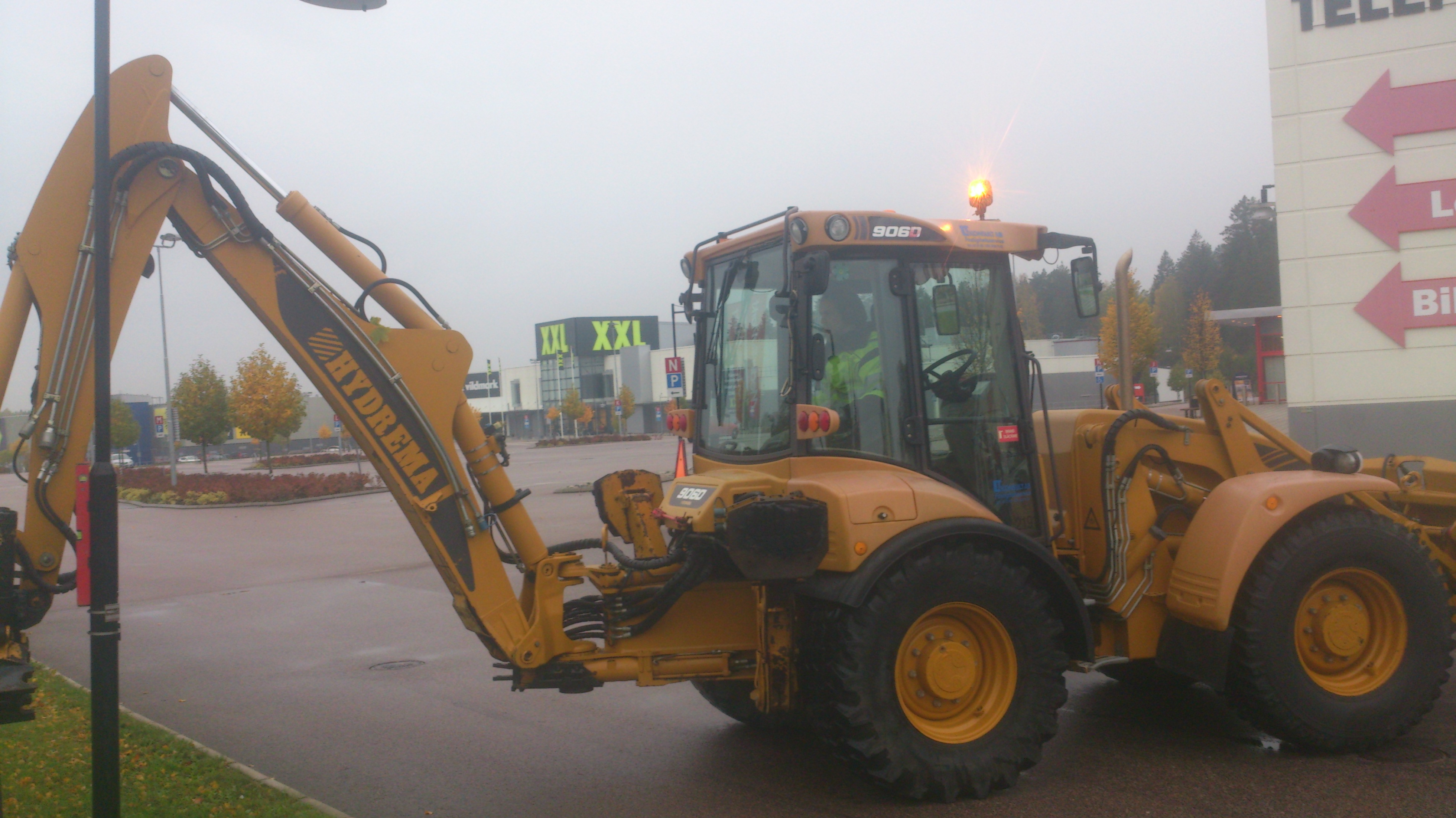 Grävlastare Hydrema 906D - LT Konsult Fastighetsservice i Västerås
